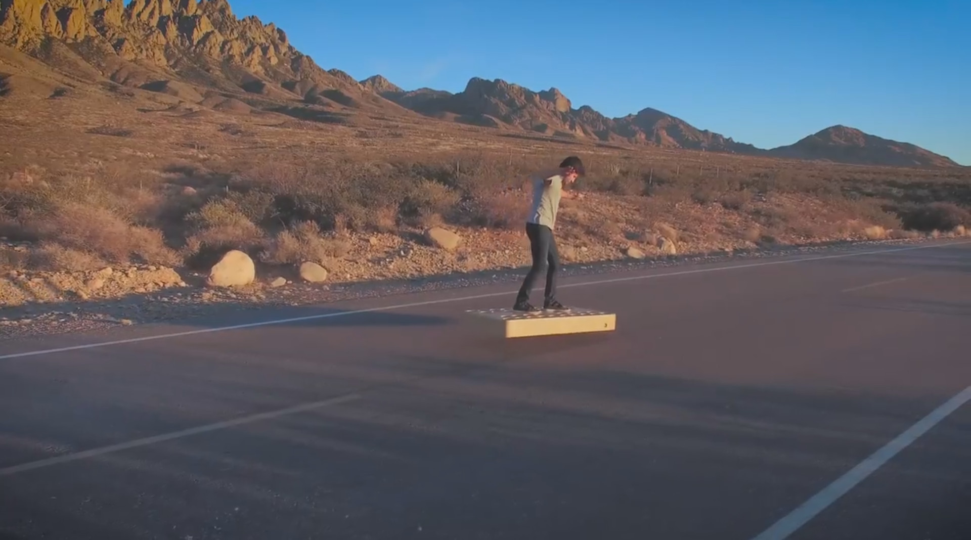 „Arcaboard ist das erste Hoverboard, das über jede Oberfläche gleiten kann“