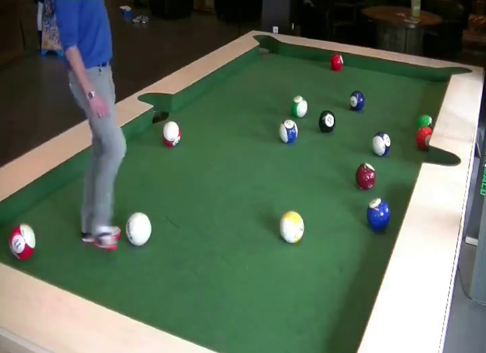 „Fußball und Billard kombinieren – Fußbillard“