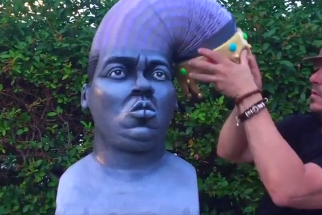 „Der Künstler Felix Semper mit einer einzigartigen Papier-Skulptur als ...