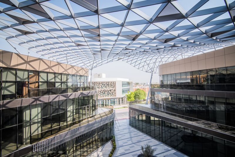 Frei geformtes Glasdach mit der Schüco Objektlösung Grid2Shell