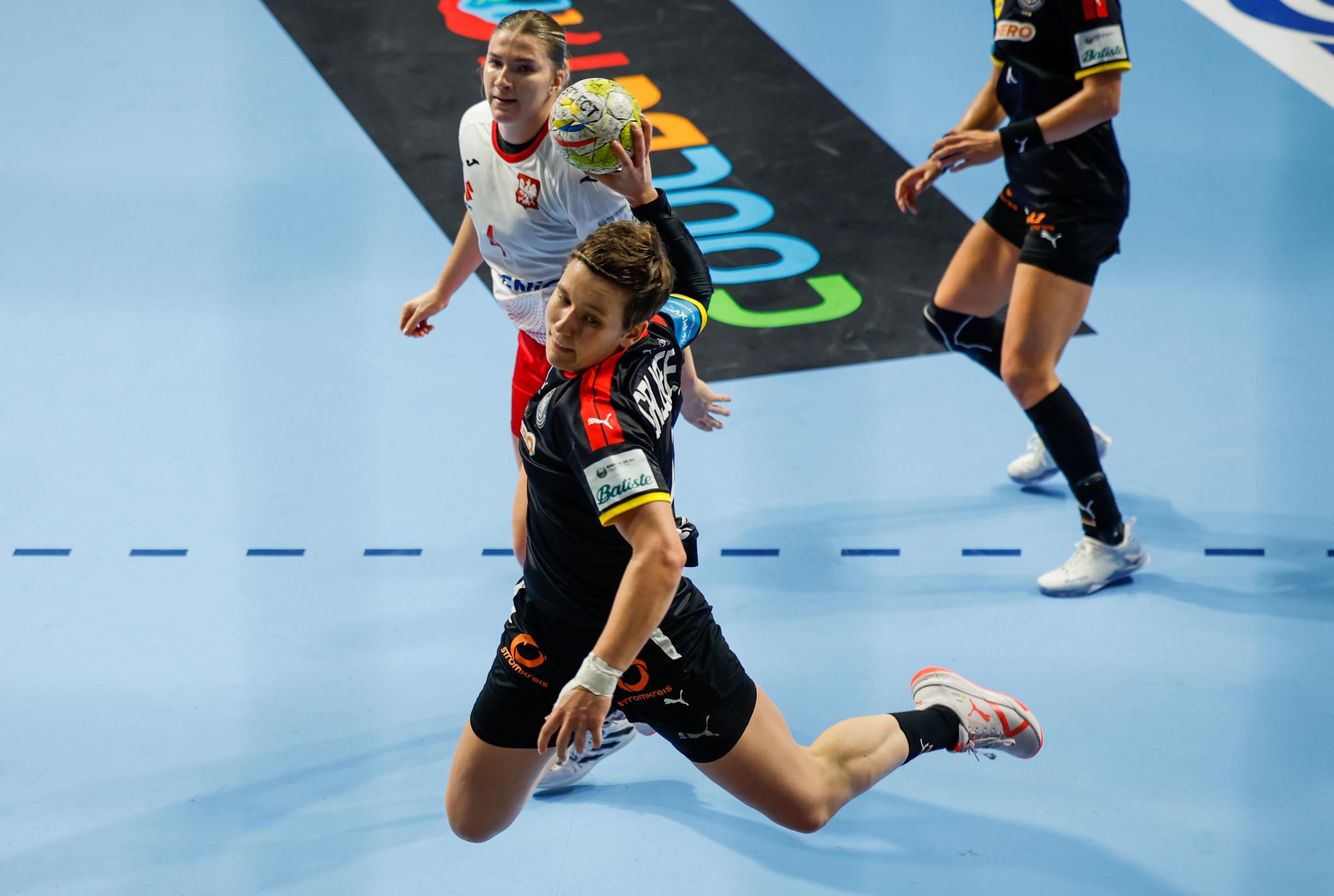 Frauen bejubeln zum Auftakt Zittersieg gegen Polen Frauen bejubeln zum Auftakt Zittersieg gegen Polen