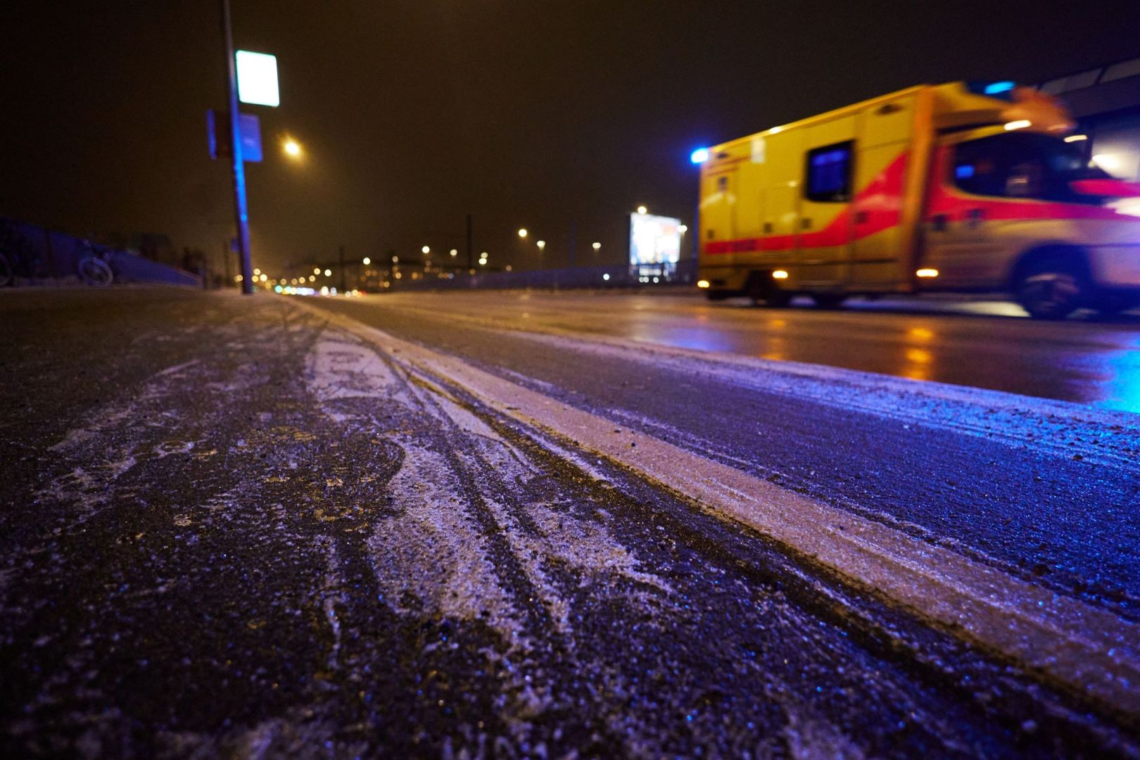 Glatteis auf Straßen und Gehwegen