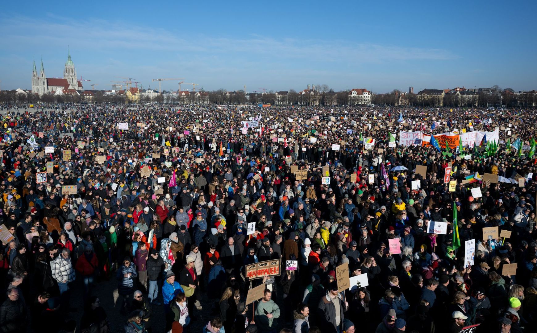 Mehrere Hunderttausend Menschen bei Demos gegen rechts