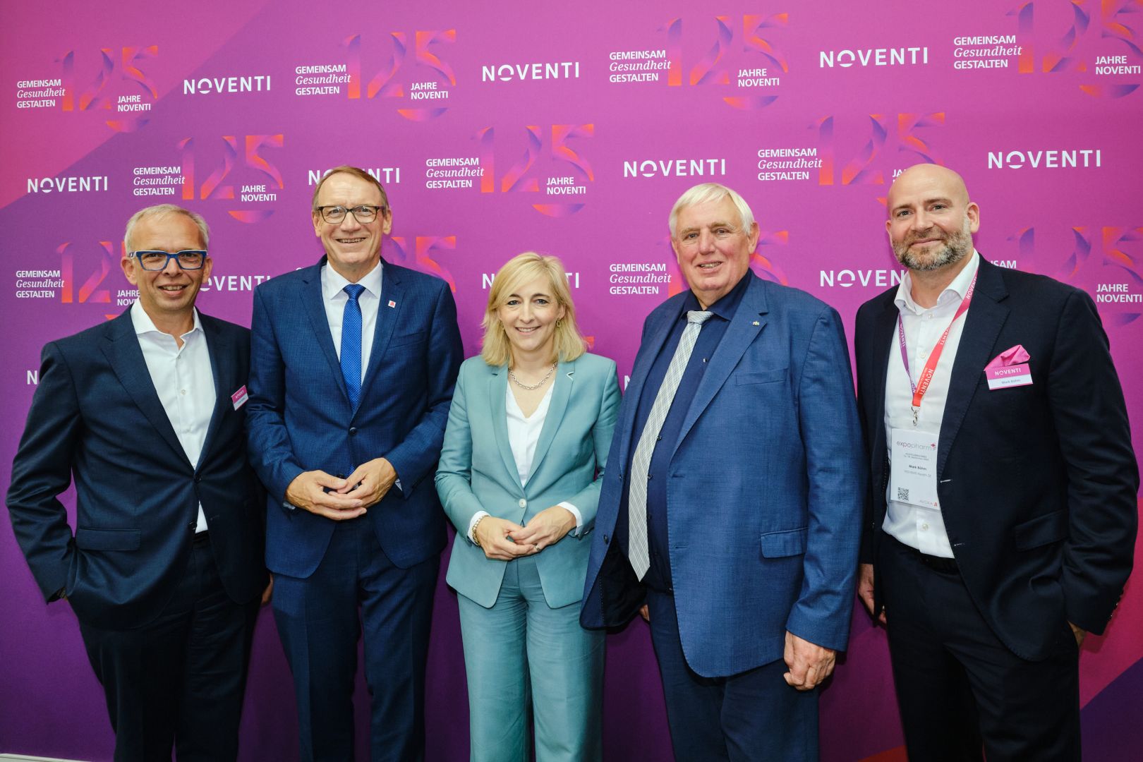 Nina Warken lässt sich auf der expopharm PROKAS und die ...