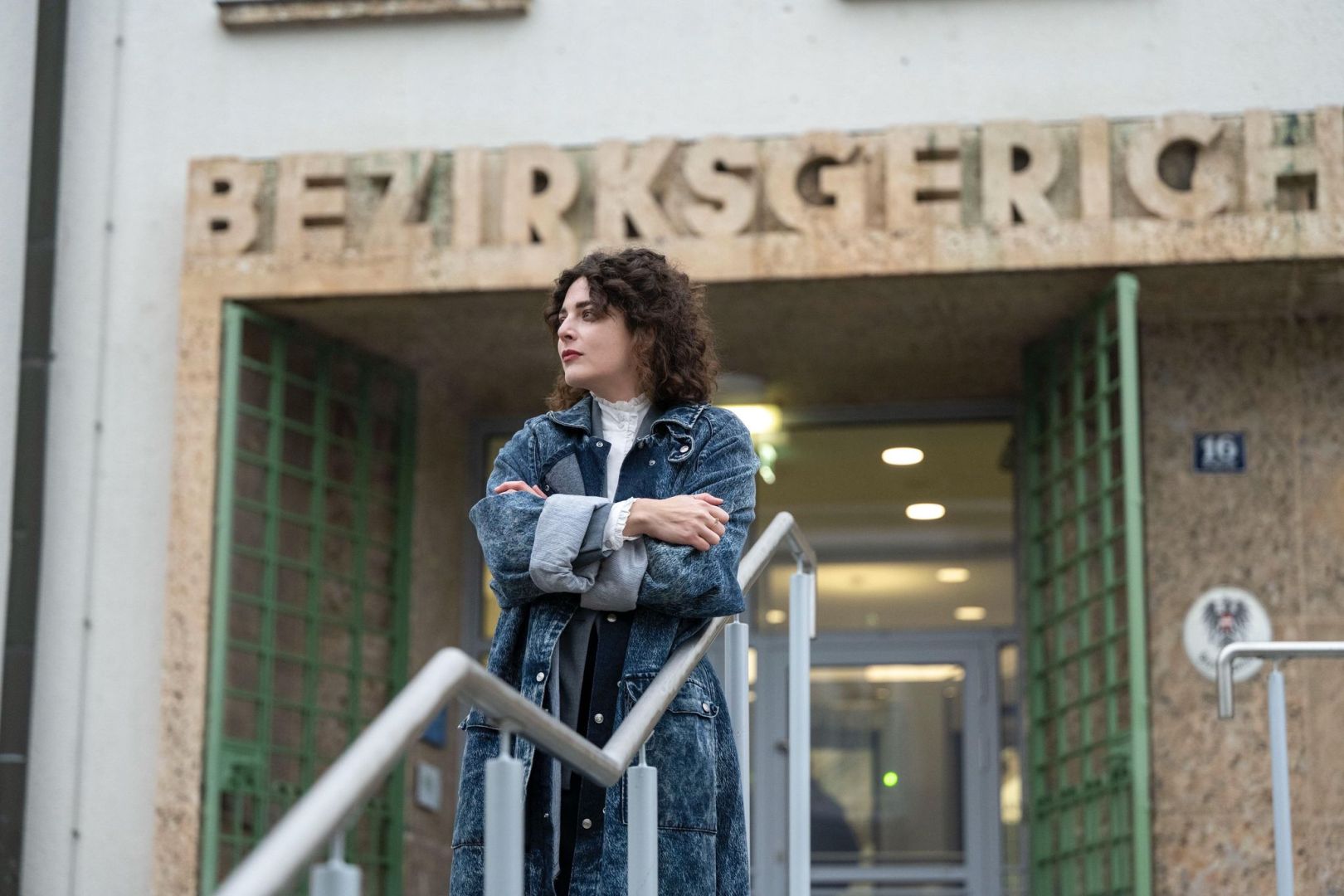 Biss in den Po: Geldbuße und Freispruch für Schauspielerin