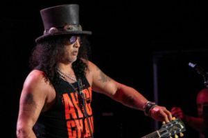 Slash kündigt neue Musik von Guns N' Roses an