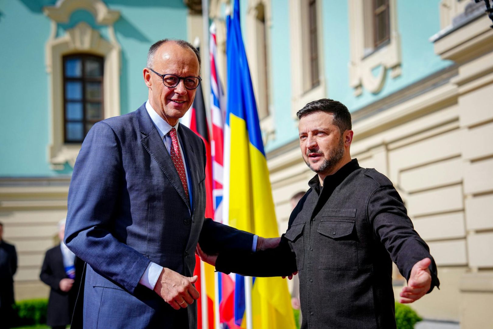 Selenskyj diskutiert mit Trump Ukraine-Friedensplan und europäischen ...